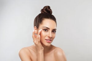 7 Genius Makeup Tips to Slim Your Face and Make You Look Younger